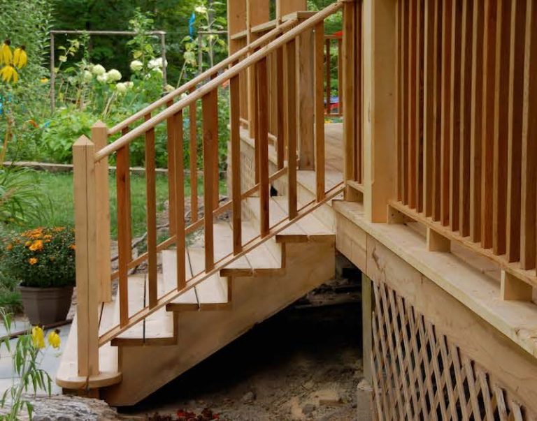 How to measure for and cut custom exterior stair stringers - Canadian ...